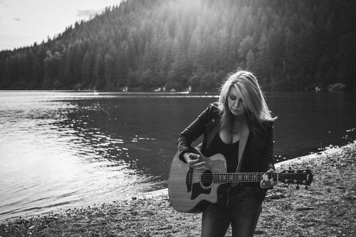 Live Entertainment featuring Jennifer Rae